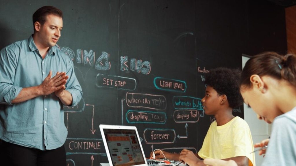 Classroomus.85: The Future of Smart Learning Spaces - watdongmoonlek